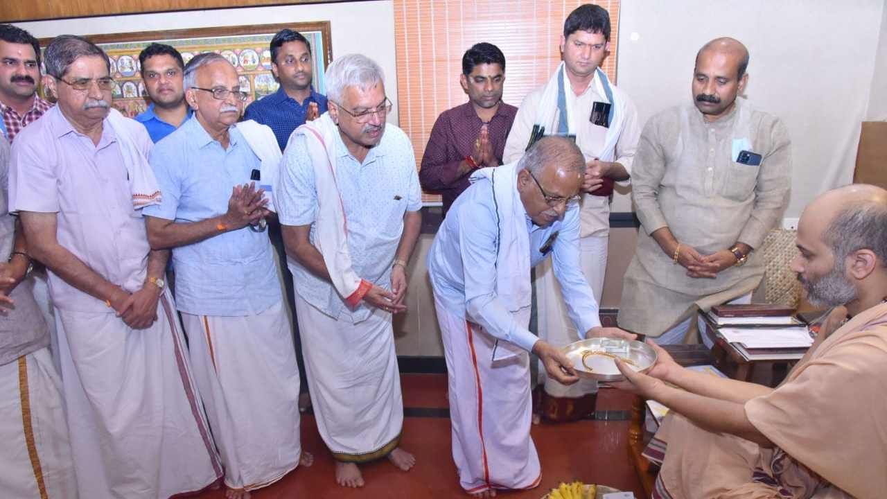Kashi Mutt Sri gives Green Stone Gold Chain to Udupi Sri Krishna Adamar ...