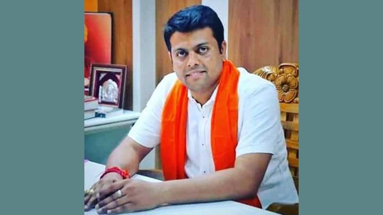 BJP MLA Harish Poonja Controversial Statement on Red Fort Bhagavadhwaj ...