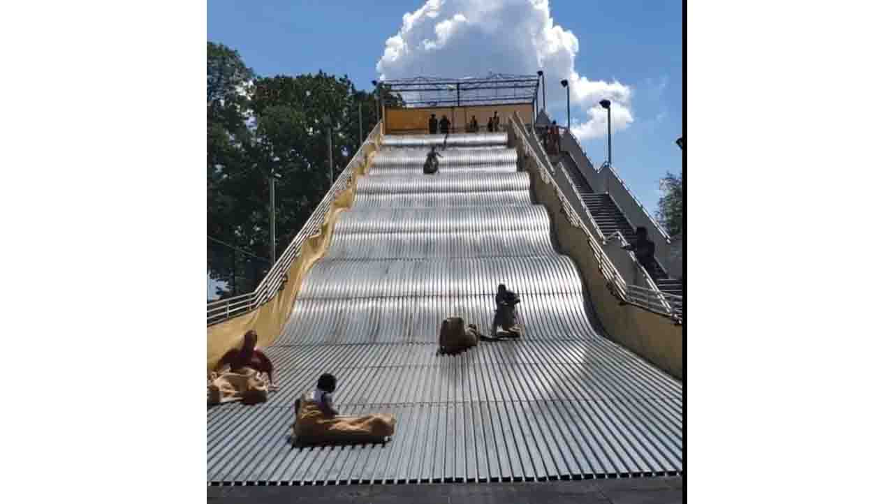 This video of a huge bumpy slide at an amusement park in the US has ...