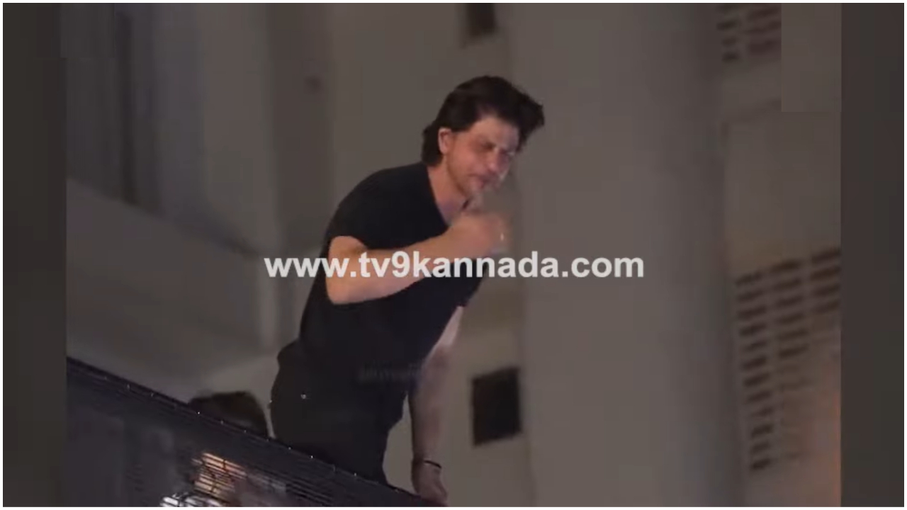 Shah Rukh Khan Birthday: Huge crowd gathered in front of SRK house ...