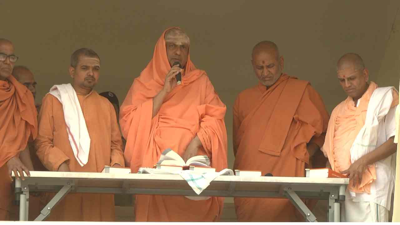 Siddeshwar Swamiji's health: Suttur swamiji, DC and SP meet to ...