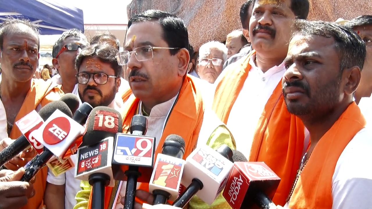 Pralhad Joshi Slams HD Kumaraswamy in Hubli | Pralhad Joshi: ಹೆಚ್. ಡಿ ...