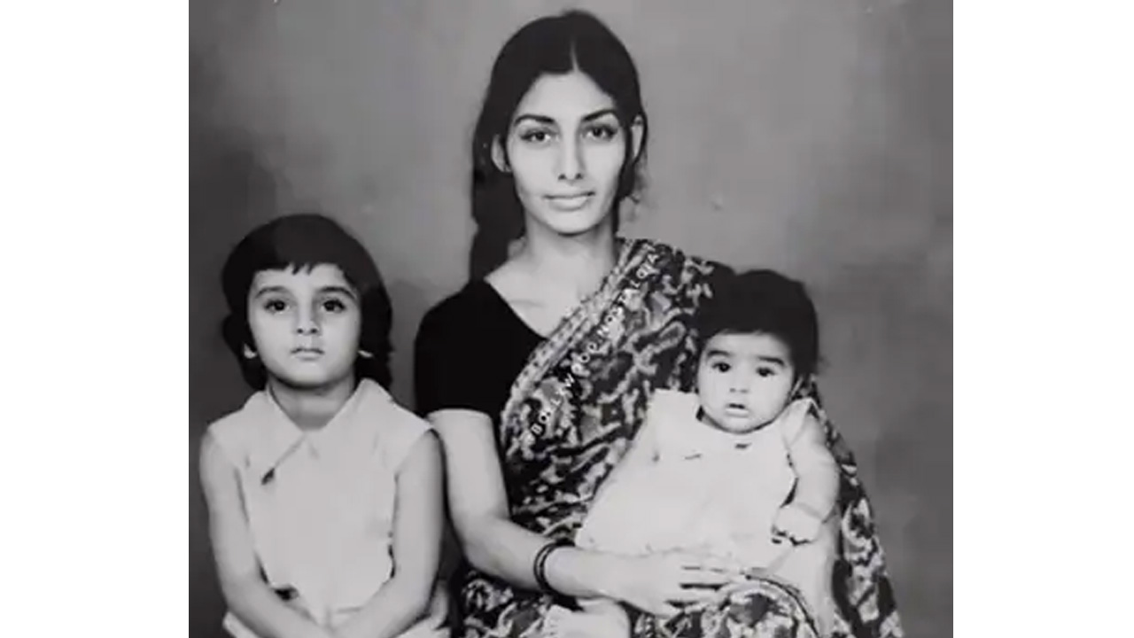 Tabassum Fatima Hashmi and her sister Farah Naaz Hashmi Childhood photo ...