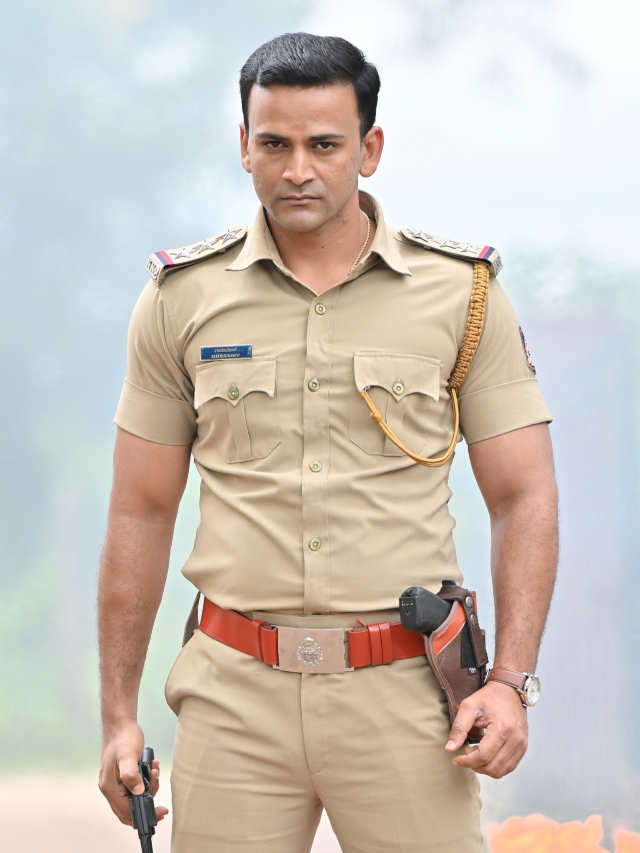 ‘ಹೊಯ್ಸಳ’ ಸಿನಿಮಾದಲ್ಲಿ ಅಬ್ಬರಿಸಿದ ಡಾಲಿ ಧನಂಜಯ್ – TV9 Kannada | Daali Dhananjay Police Getup Photos ...