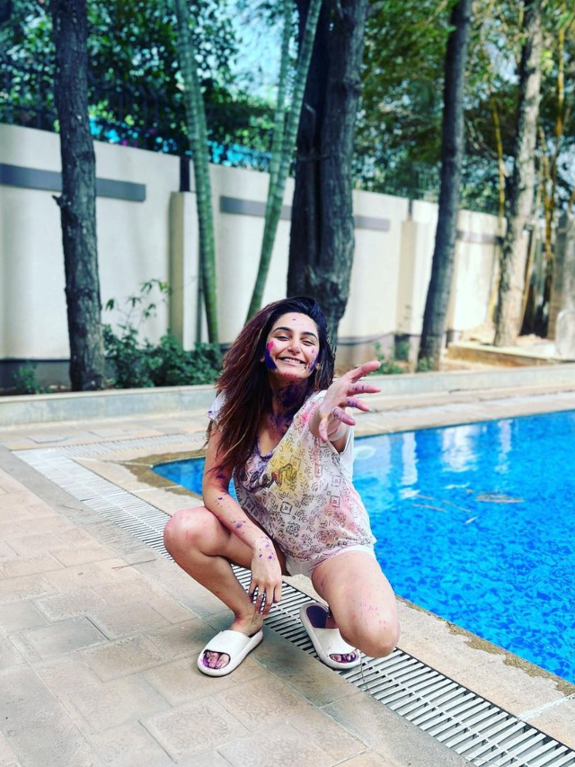 ಹೋಳಿ ಬಣ್ಣದಲ್ಲಿ ಮಿಂದೆದ್ದ ನಟಿ ರಾಗಿಣಿ ದ್ವಿವೇದಿ – TV9 Kannada | Ragini Dwivedi Shares The Photos Of ...